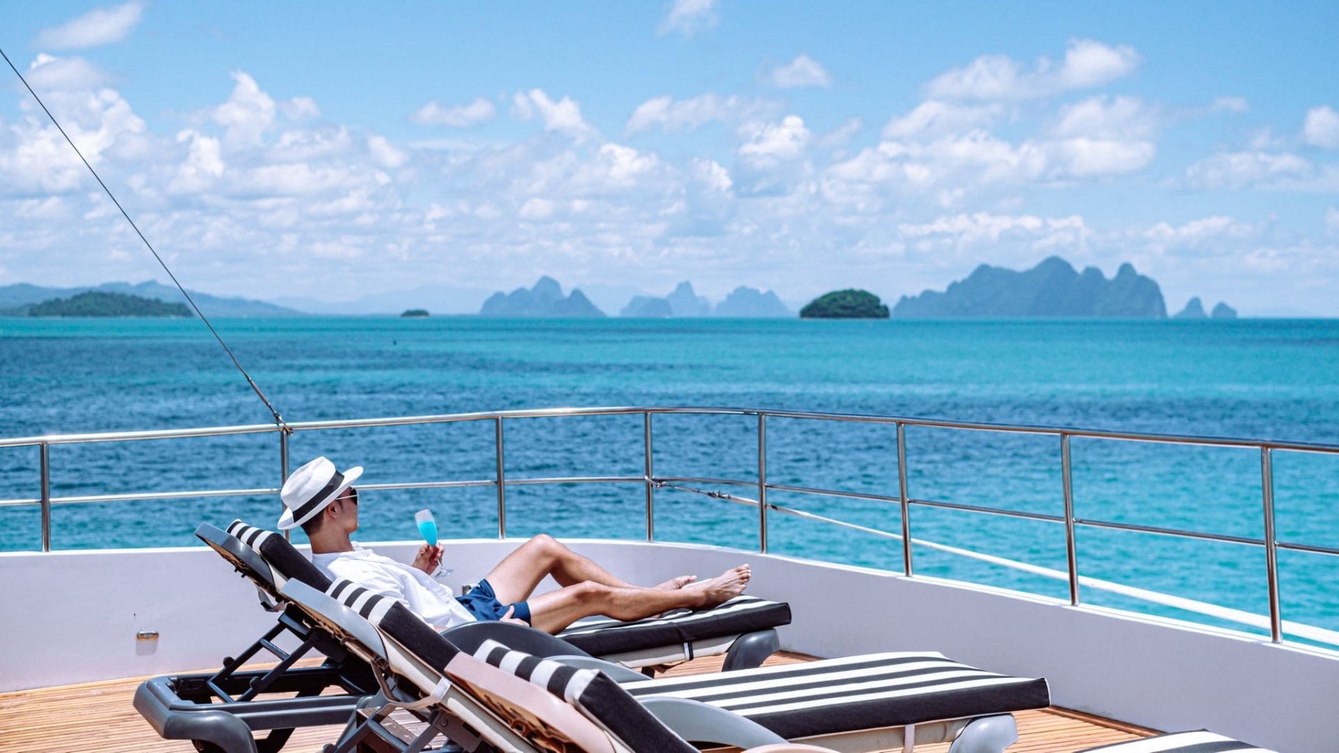 TRAMONTO DI JAMES BOND SU UN CATAMARANO PREMIUM